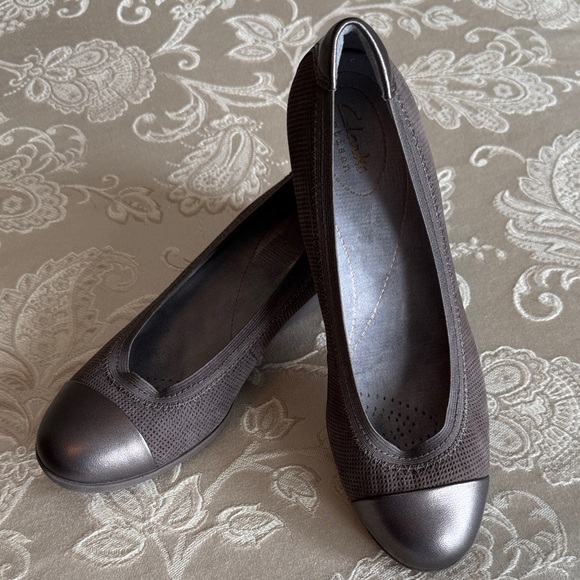 Clarks | Shoes | Clarks Womens Taupe With Metallic Pewter Toe And Heel ...